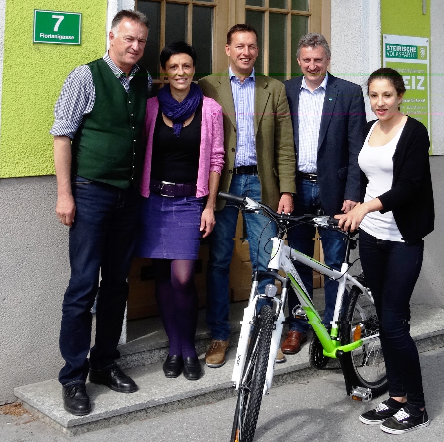 ÖVP Weiz übergibt Fahrrad an Gewinnerin des Online-Foto-Wettbewerbs - Weiz